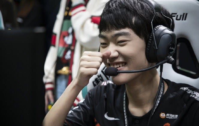 Knight和阿水二打五上热搜，观众：别吹JKL了，那波有手就行！_比赛