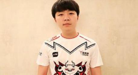 Knight和阿水2v5上热搜，观众：JKL的操作不行！_比赛