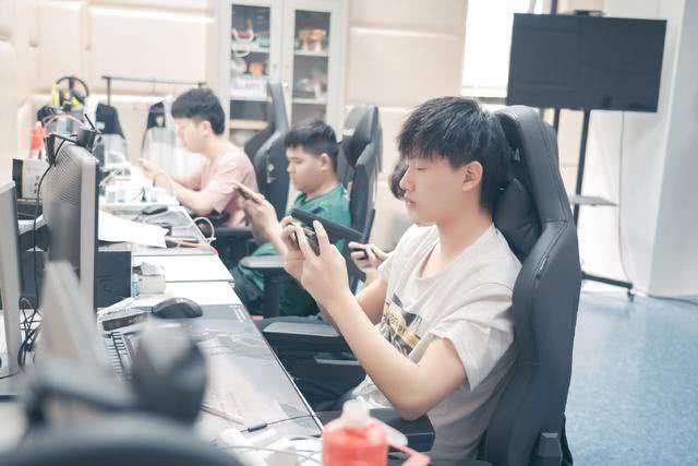 AG月光给QG支招，建议fly和杰杰一起上，139打野核，不破不立_比赛