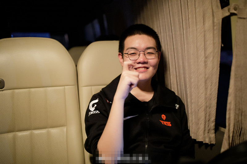 连续单杀TheShy后，369身价行情见涨？LGD经理当着观众面挖墙角_青训