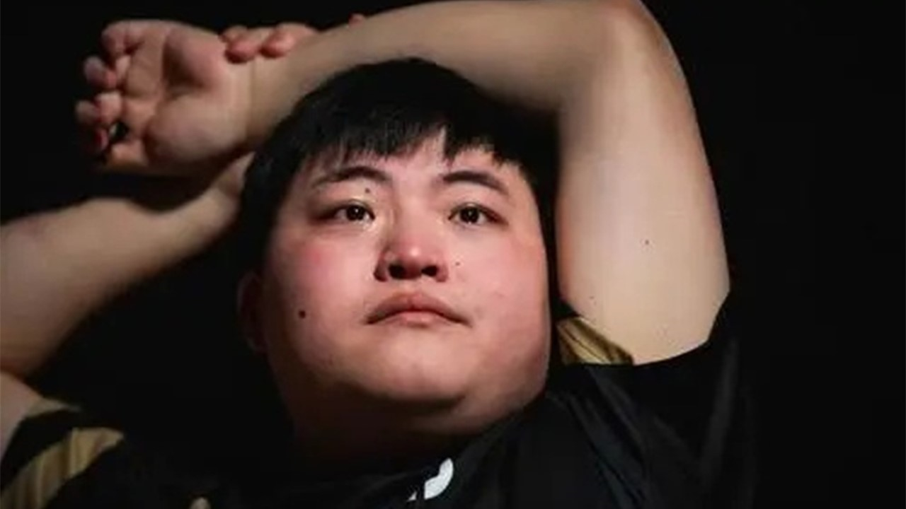 真实！UZI亲自点评VN冠军皮肤，16个字成功逗笑观众，弹幕不忍了_退役