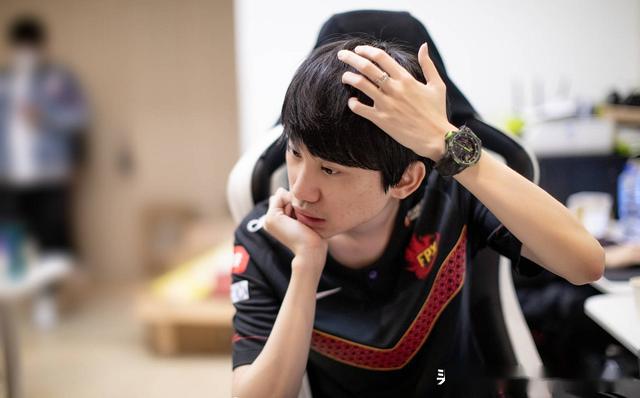 回顾LPL春季赛之微博热搜TOP7“Iboy被男粉亲了”上榜_Theshy