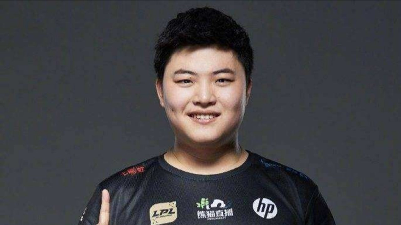 真实！UZI亲自点评VN冠军皮肤，16个字成功逗笑观众，弹幕不忍了_退役