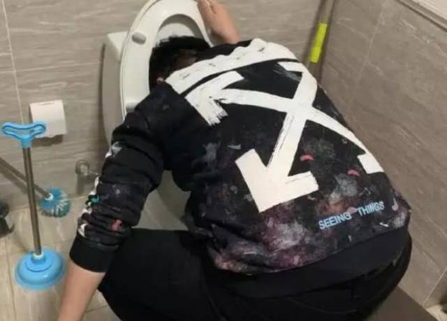 人吐了图片吐了一片呕吐物吐一地的图片第4页大山谷图库
