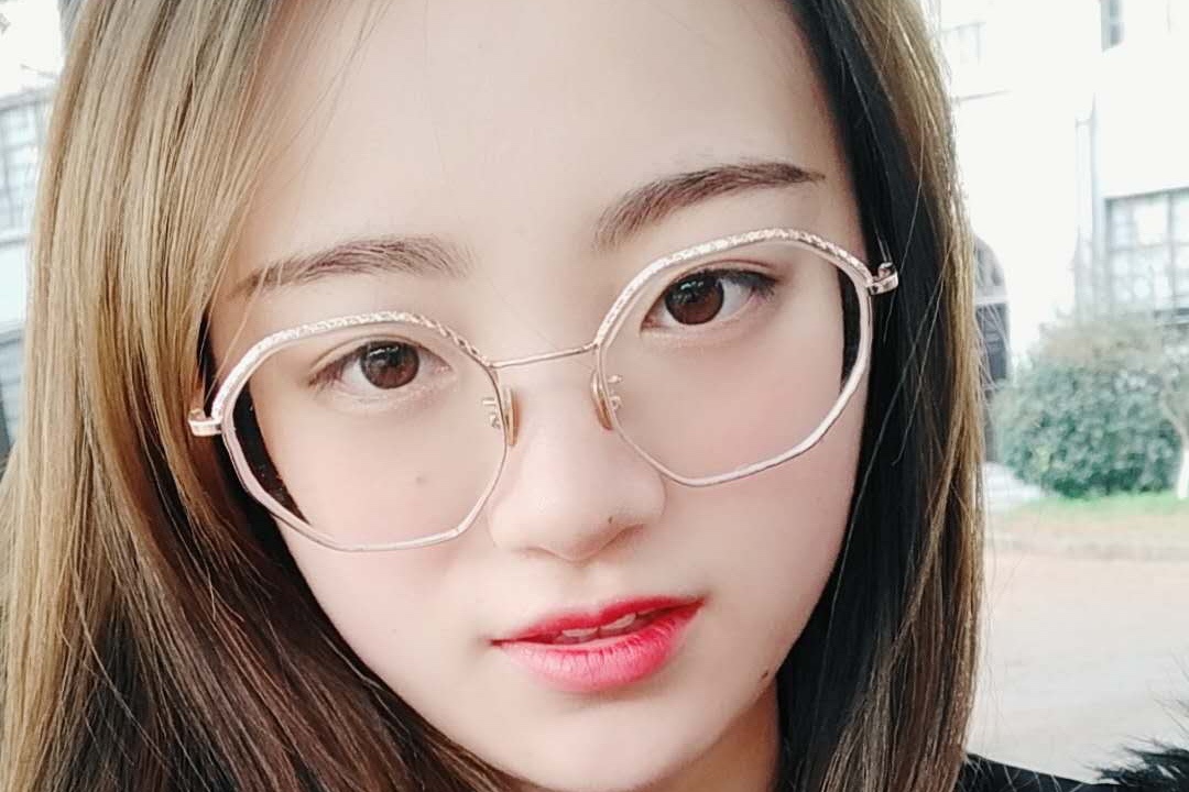 解锁“红配绿”新搭法！最夯的聚会焦点LOOK通通拿去！_绿色