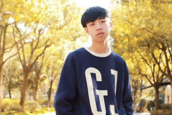 XDD被RNG起诉索赔5000万，网友：RNG拖欠工资还这么绝情？_直播