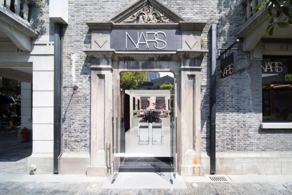 NARS逆势开店赢赞誉 为这个绚丽的季节注入一抹耀眼的色彩_彩妆