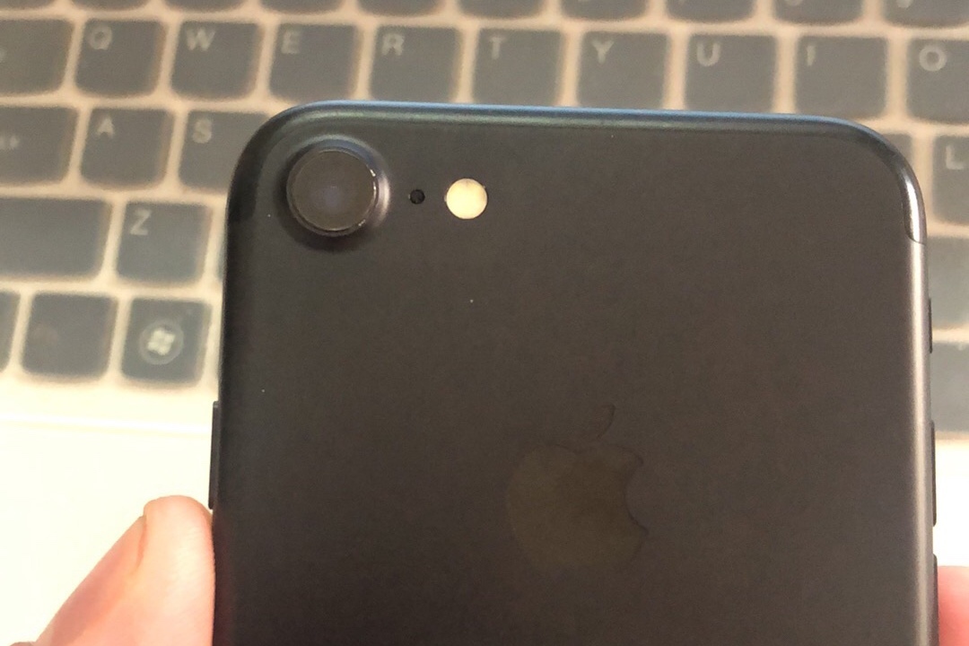 500元的iPhone7，3150元的iPhoneSE2，你会选择哪个？_都是