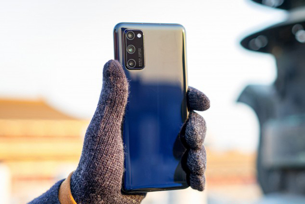 余承东用华为Nova7迎战iPhoNe SE，价格差不多，选择不难_手机