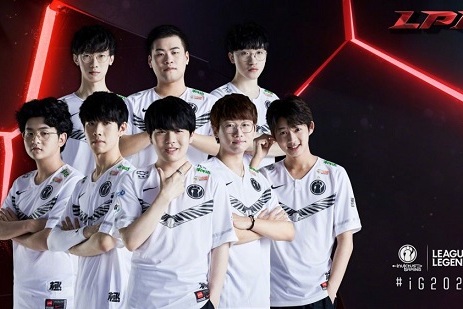 LPL春季赛：IG鏖战三局险胜RW，四连胜登顶积分榜！_比赛