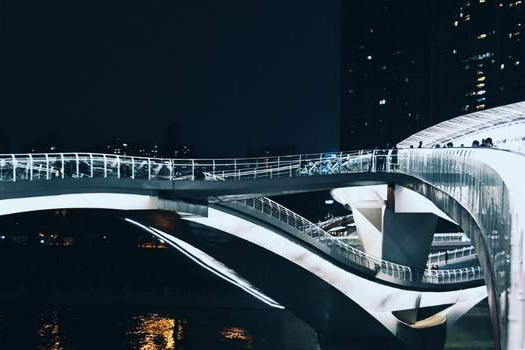 成都新晋网红地标"莫比乌斯环桥"，五一你去打卡了吗？_大桥