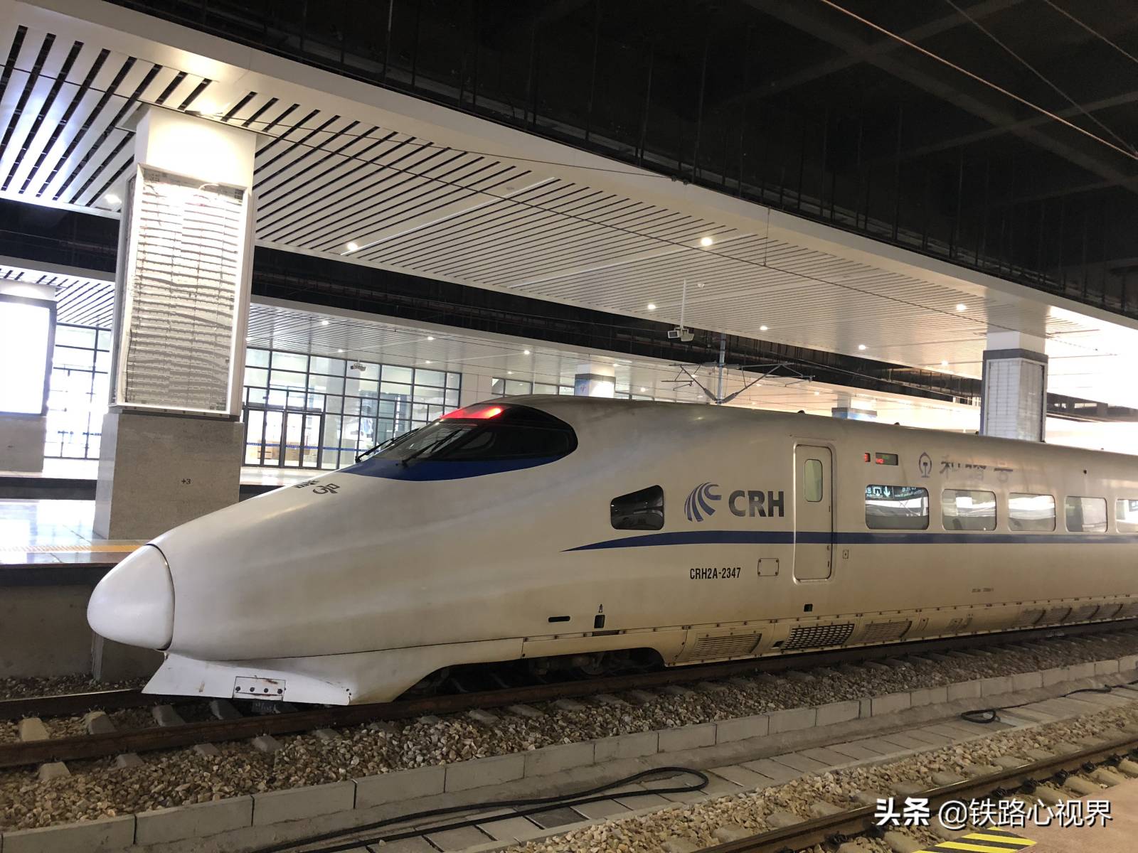 统型CRH2A“和谐号”动车组，南宁铁路局主力列车，外号“带鱼”-搜狐大视野-搜狐新闻