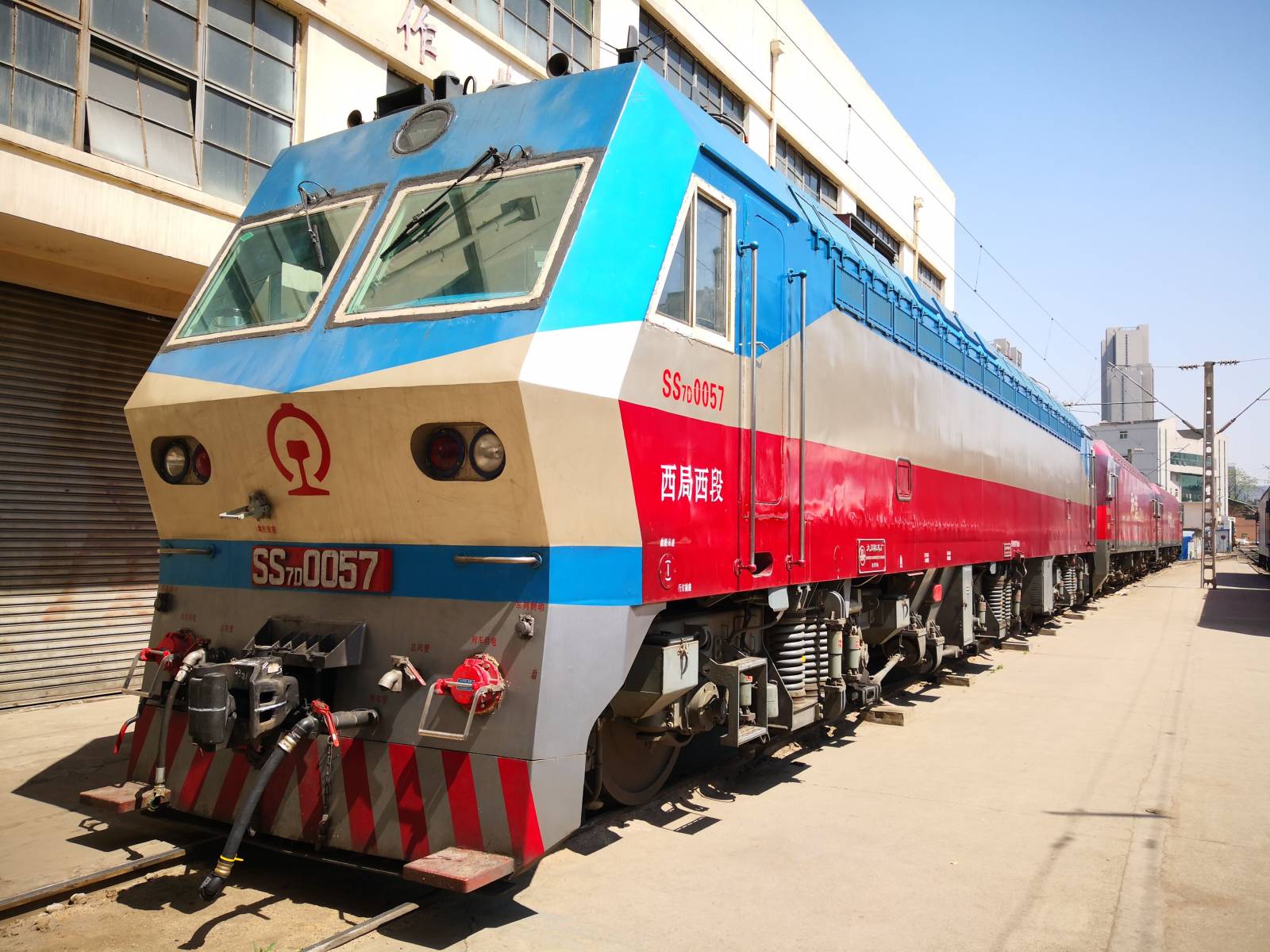 SS7D型电力机车剪影，西安铁路局“专供”，最高时速可达170公里-搜狐大视野-搜狐新闻