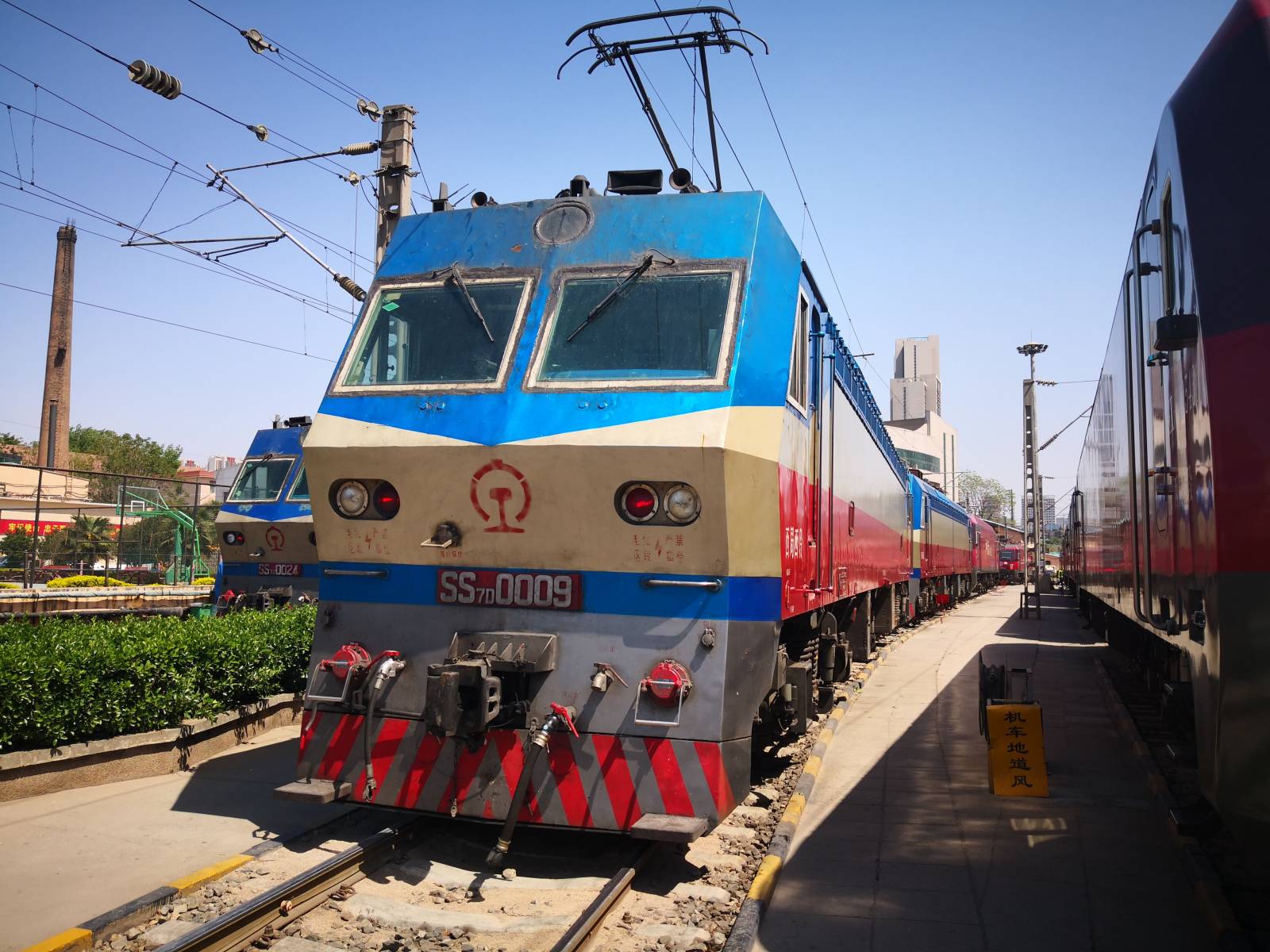 SS7D型电力机车剪影，西安铁路局“专供”，最高时速可达170公里-搜狐大视野-搜狐新闻