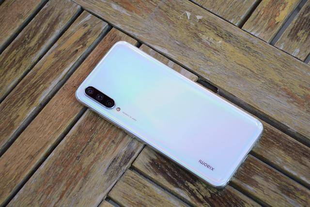 小米CC9e拆机，硬件可以被限制，但做工不会-搜狐大视野-搜狐新闻