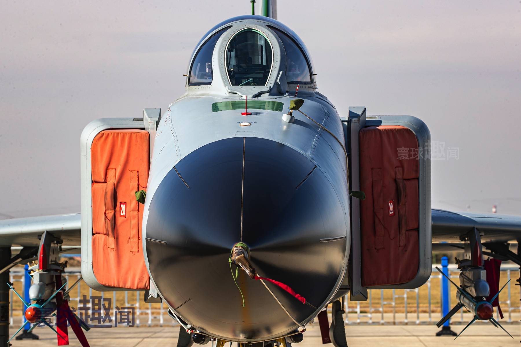 歼-8F高清组图，国产经典高空高速截击机，来自沈飞的空中美男子-搜狐大视野-搜狐新闻