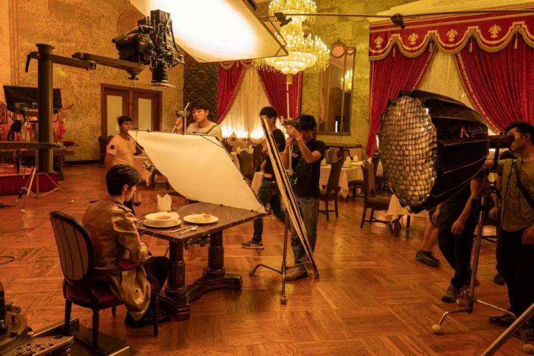 买它！爱图仕300D Ⅱ，更亮更智能的影视灯-搜狐大视野-搜狐新闻