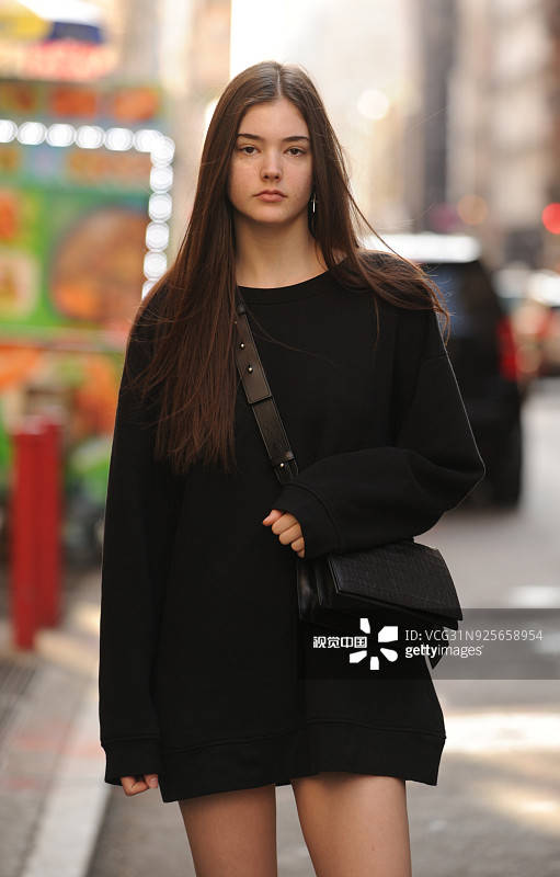 lydia街拍：Zara卫衣Dr.martens马丁靴 Zara挎包少女感十足-搜狐大视野-搜狐新闻