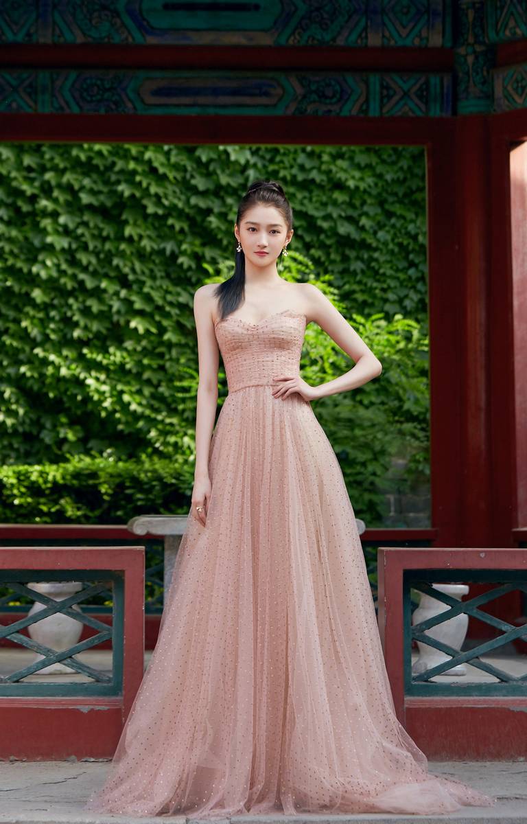 关晓彤一组宣传美照，身着一袭裸色纱裙靓丽动人 搜狐大视野 搜狐新闻