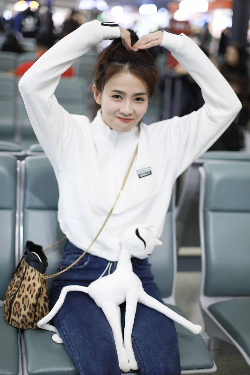 白鹿清新穿搭青春活力，修身牛仔裤勾勒纤细双腿-搜狐大视野-搜狐新闻