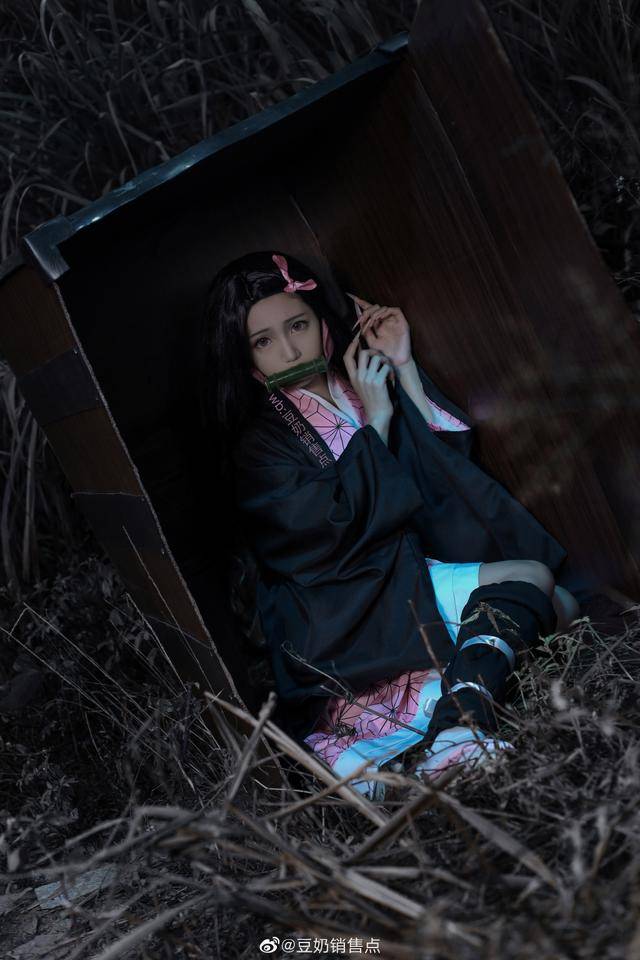 幼齿小萝莉COS祢豆子，洋娃娃般的容颜，网友：立刻抱走！-搜狐大视野-搜狐新闻