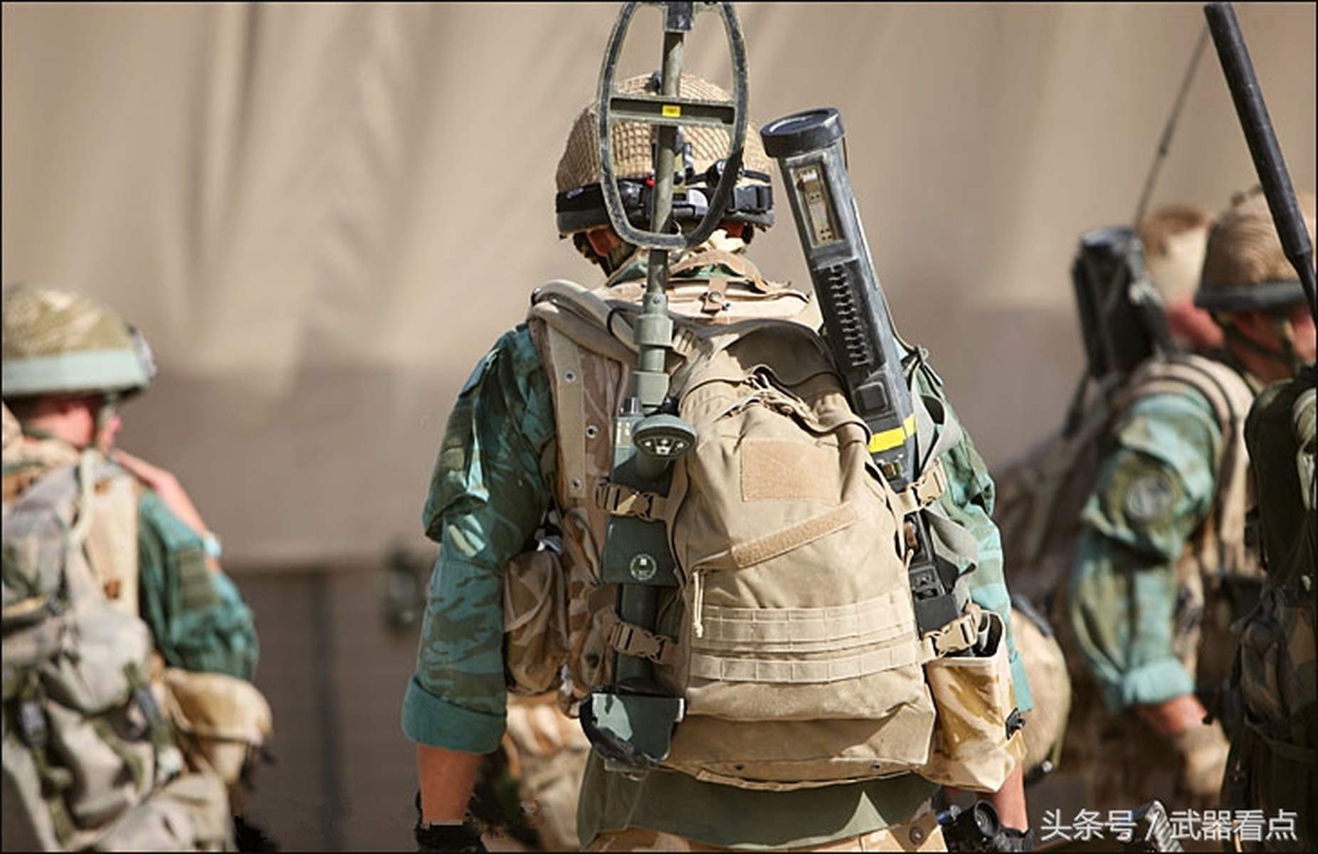 美军M72 火箭筒，轻巧紧凑一次性，使用完后直接扔掉！