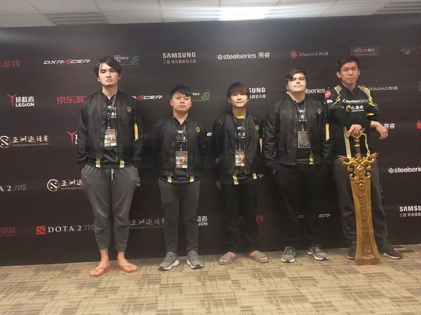 【第五人格】拿到授权，V社限制CSGO交易系统，开拖拉机玩Switch，请愿封禁【堡垒之夜】，LGD屈居亚军，这就是每周晚报！