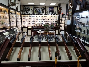 前方：探秘俄罗斯街头武器店 枪械装备琳琅满目-搜狐大视野-搜狐新闻