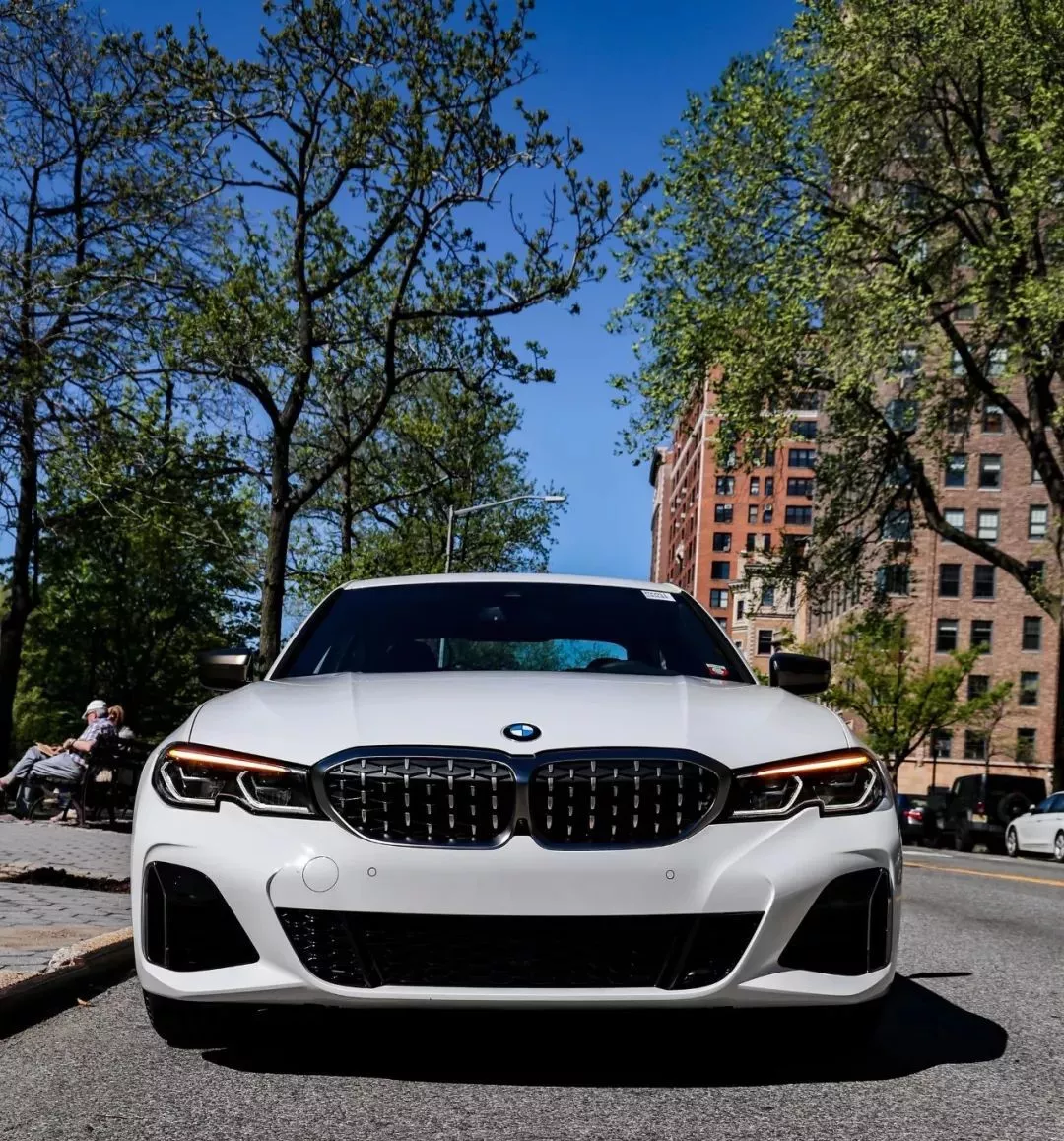 宝马M340i实拍！蓝蓝的天空配上这一朵白云_搜狐汽车_搜狐网