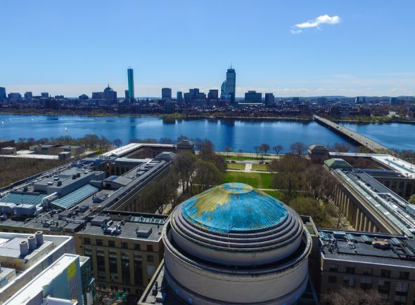 MIT圆顶惊现美队盾!美队实名点赞!美东最会玩的大学就服MIT_图片