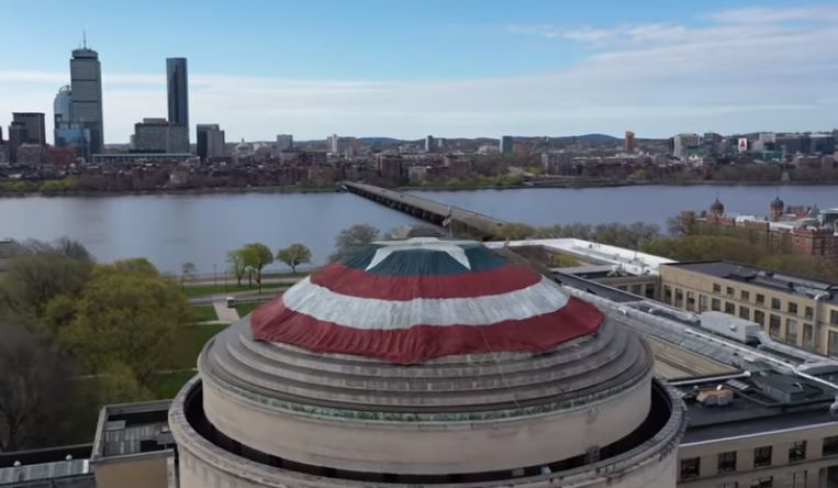 MIT圆顶惊现美队盾!美队实名点赞!美东最会玩的大学就服MIT_图片