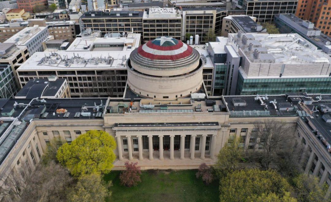 MIT圆顶惊现美队盾!美队实名点赞!美东最会玩的大学就服MIT_图片