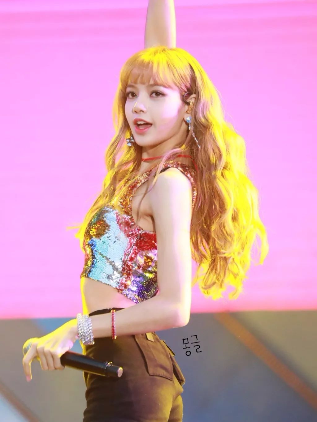 脸那么大，竟是靠发型变美的！_Lalisa