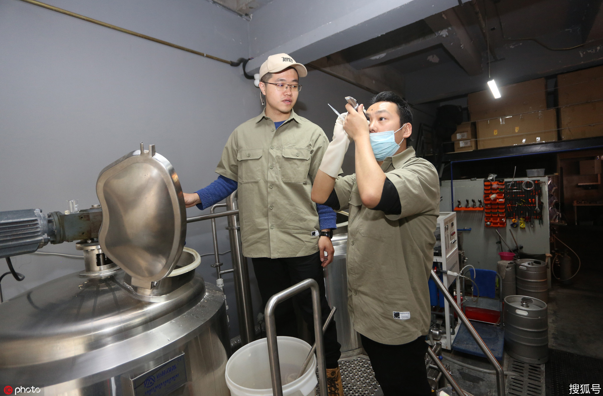 25岁大学生一边读博一边开酒馆 成自酿啤酒行家 搜狐大视野 搜狐新闻