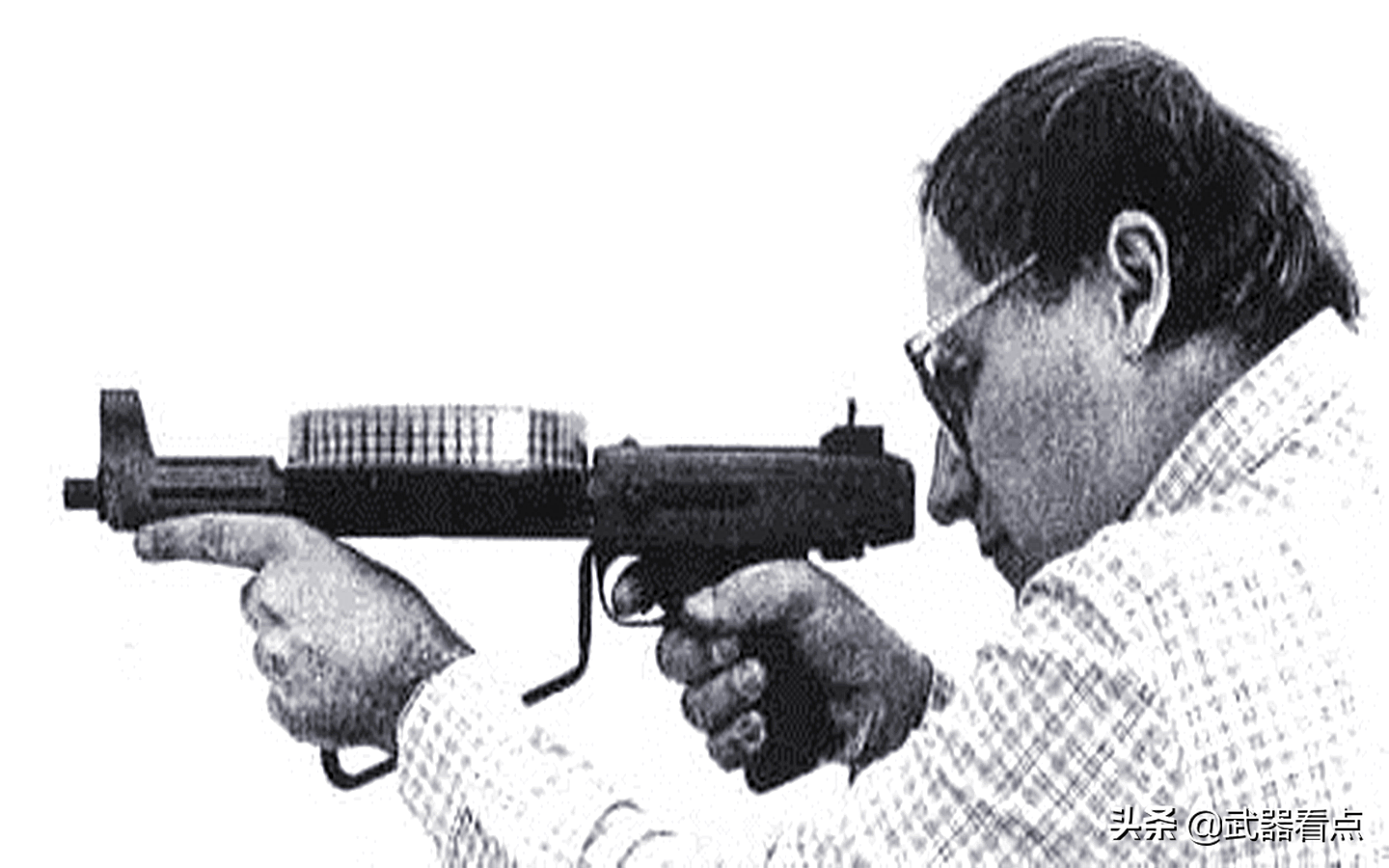 军事丨南斯拉夫MGV-176冲锋枪，威力太弱，只能在近距离使用！-搜狐大视野-搜狐新闻