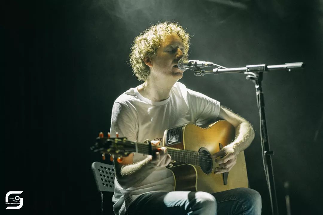 Ally Kerr合作麻油叶“不速之客”田莫及：当治愈系温暖遇上哲学式浪漫_音乐