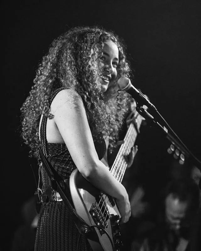 弹贝斯3年就成为Sadowsky代言人，21岁给Jeff Beck弹琴的天才女贝司手_Tal