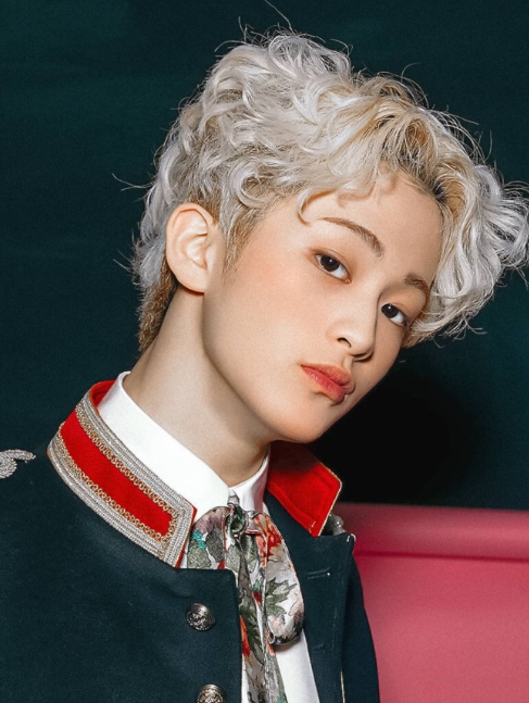 李马克无处安放的双手，与女粉丝后台合照，合照没必要贴这么近！_sm