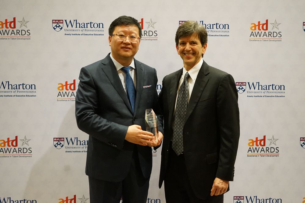 伊利斩获全球人才发展“奥斯卡”奖 高品质人才培养获得国际认可_企业