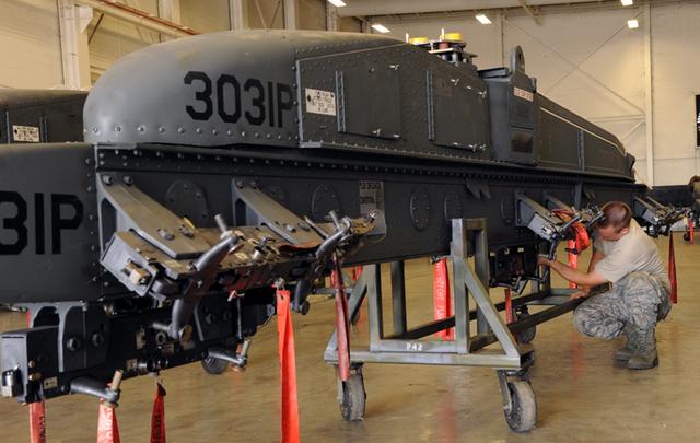 战斗机的武器挂架有多大？你可能没有概念_复合