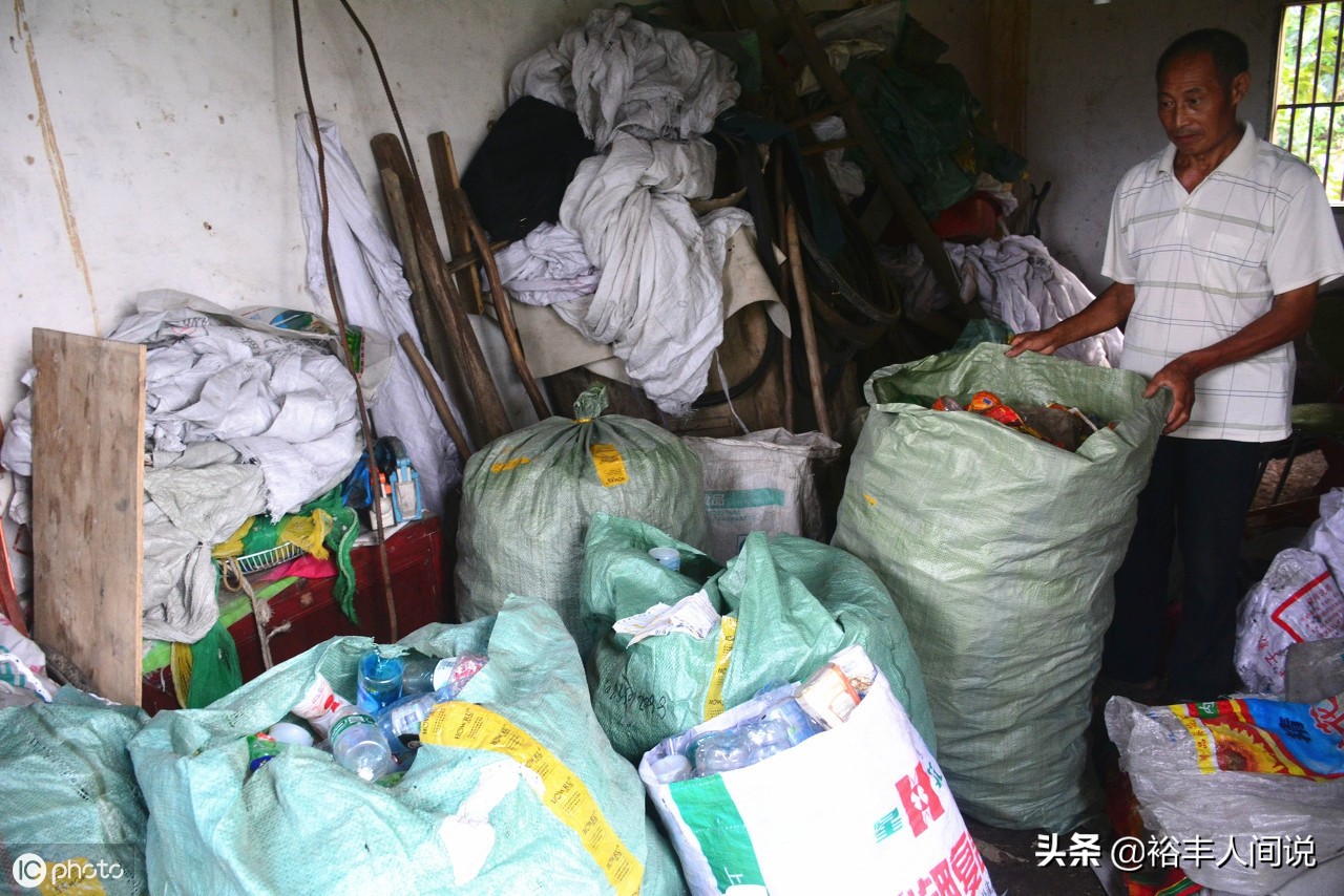 农村6旬老人靠收废品度日,却义捐11年,家中收据铺满整张桌子 搜狐大视野 搜狐新闻