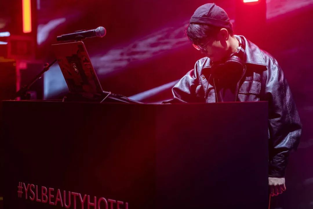 sususu | 游走于甜蜜与锐利间的低温薄刃