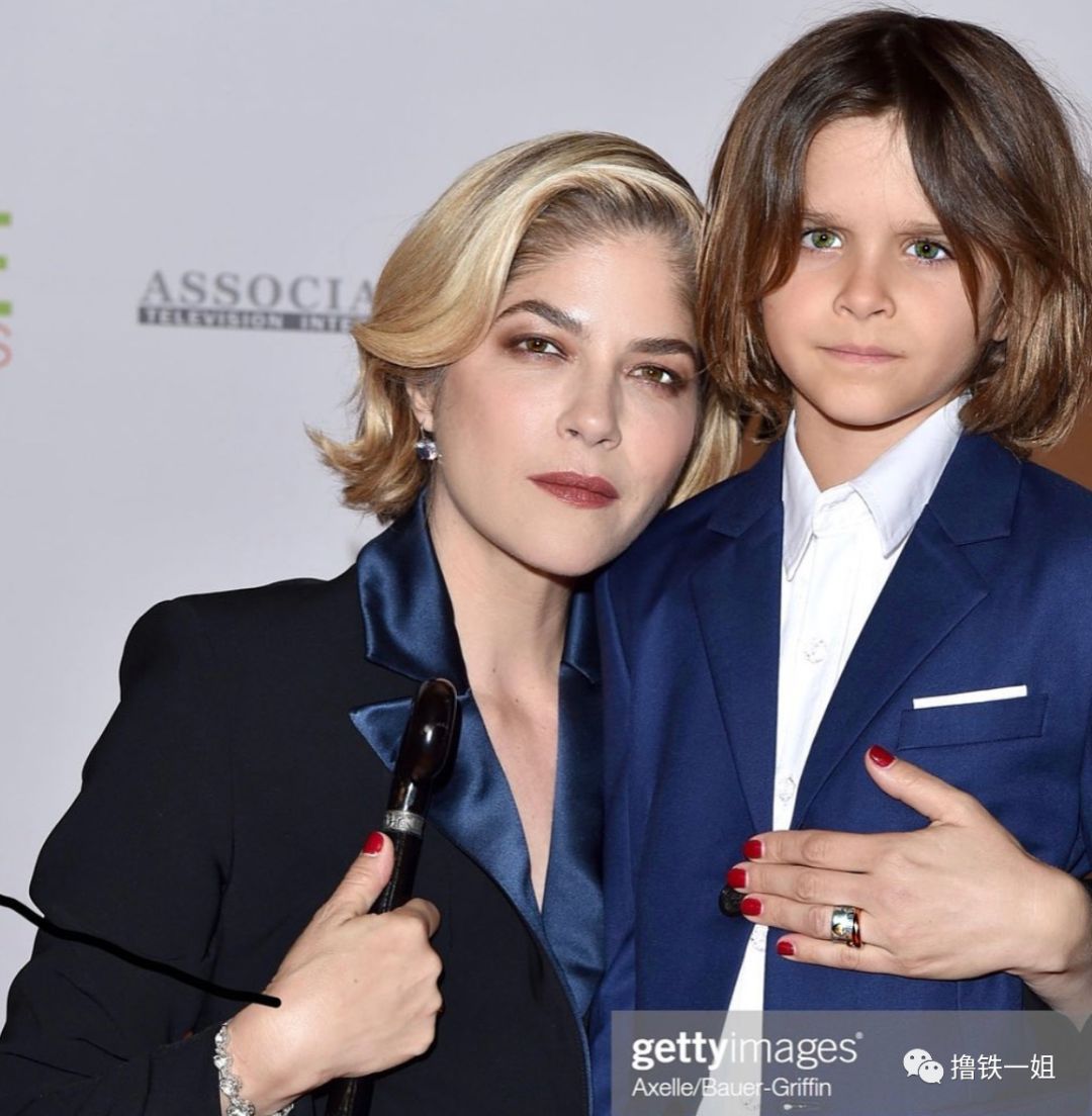 她凭一根拐杖碾压Lady gaga的128克拉钻戒，要哭了！_塞尔玛·布莱尔