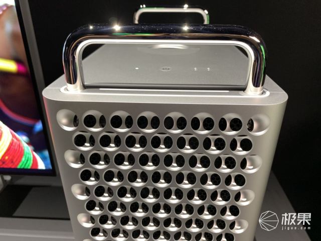 「新东西」新Mac Pro 现场图赏：不锈钢机身性能炸裂，密恐症患者慎入！_搜狐汽车_搜狐网
