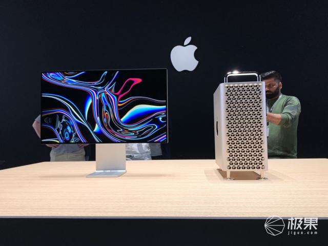 「新东西」新Mac Pro 现场图赏：不锈钢机身性能炸裂，密恐症患者慎入！_搜狐汽车_搜狐网