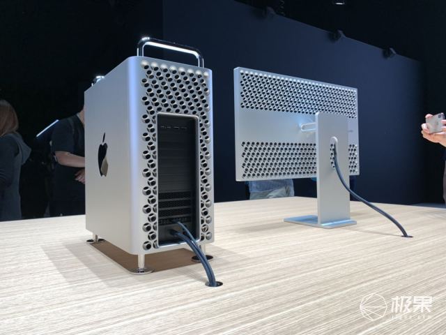 「新东西」新Mac Pro 现场图赏：不锈钢机身性能炸裂，密恐症患者慎入！_搜狐汽车_搜狐网