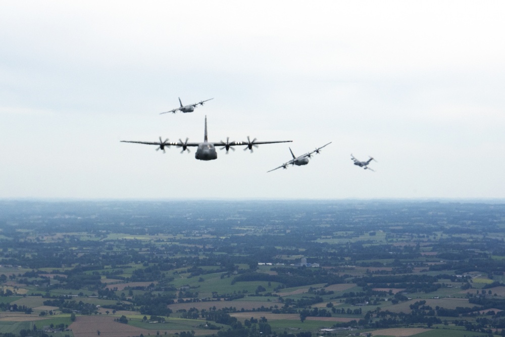 多架C-130“大力神”与C-17运输机编队飞行-搜狐大视野-搜狐新闻