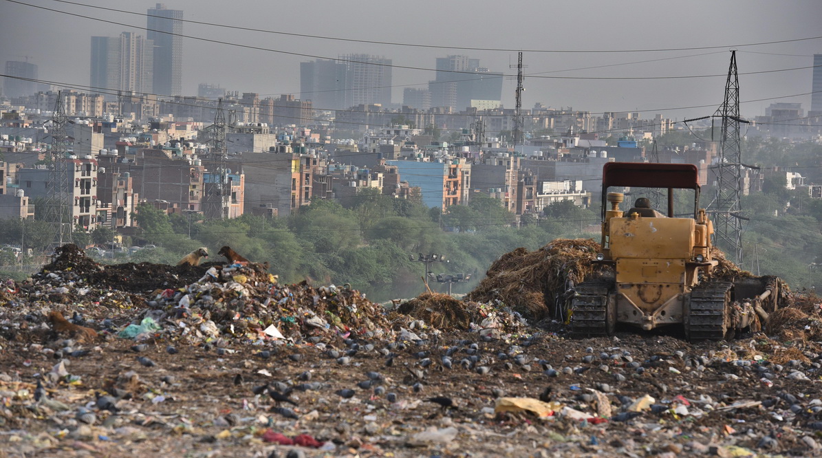 印度最高垃圾山超65米 高度直逼泰姬陵_中国