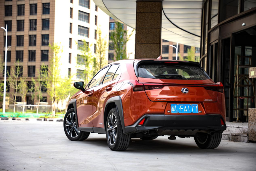 试驾雷克萨斯UX 260h 动力欠佳 但买的是设计、买的是服务_搜狐汽车_搜狐网