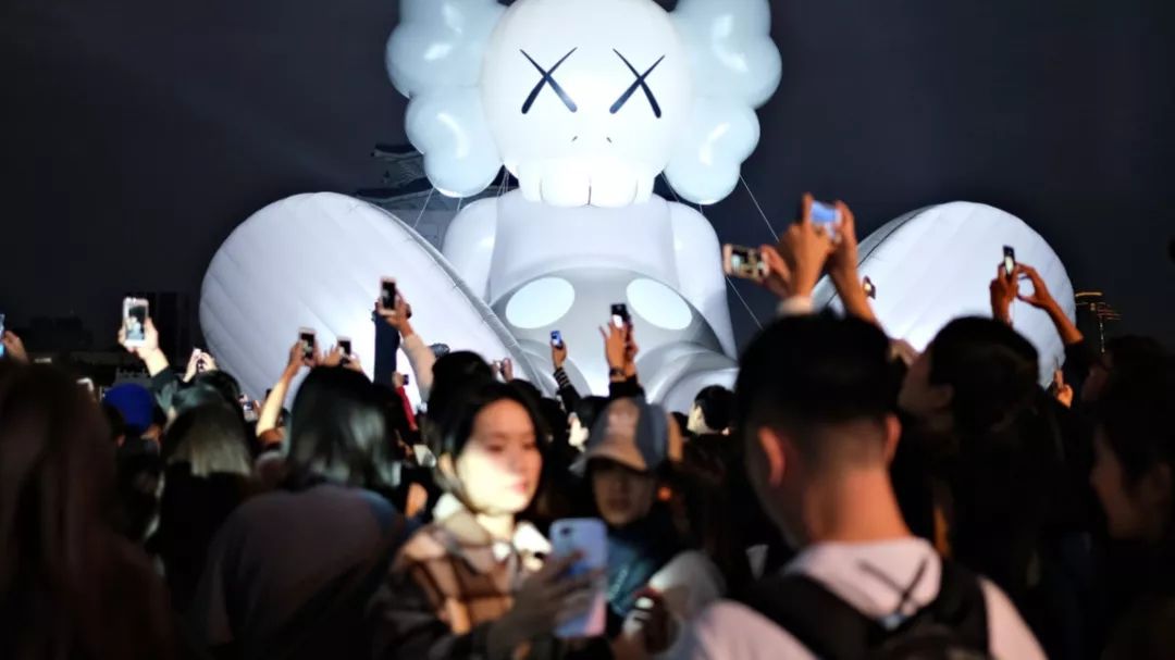 优衣库抢疯头的KAWS来墨尔本啦！这些KAWS限定，咱也能买到_weixin